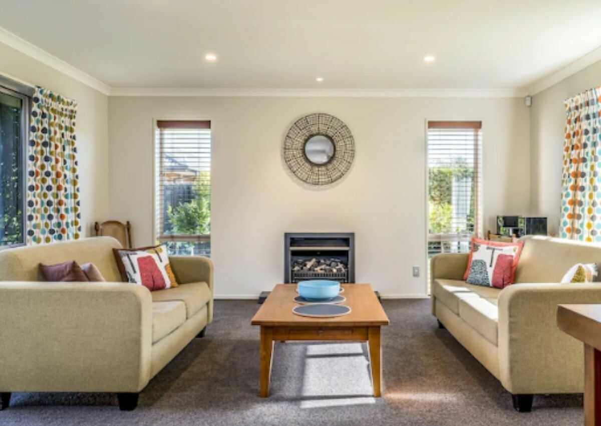 Add A Tint Of Beauty To Your Living Room – 7 Décor Tips